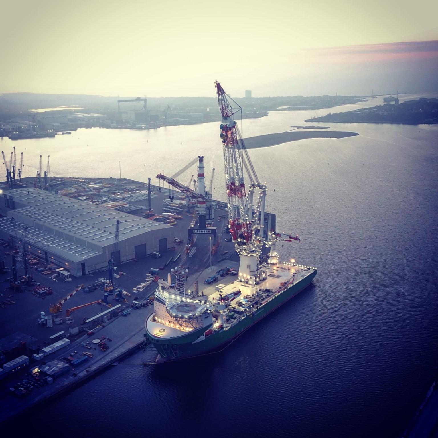 Gigantic crane collapses on board offshore installation ship (video ...